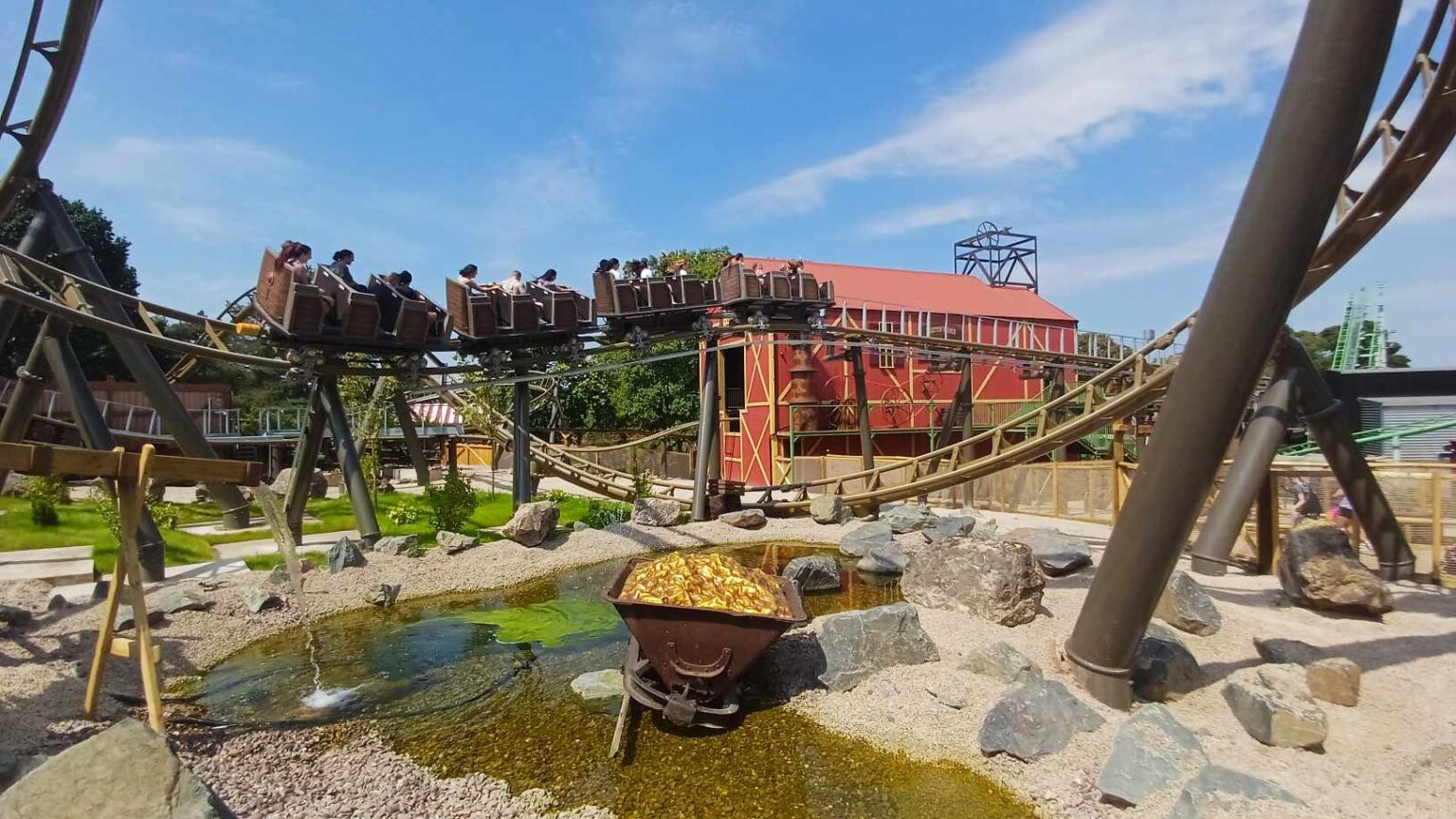 10 Exhilarating Pictures of Gold Rush at Drayton Manor