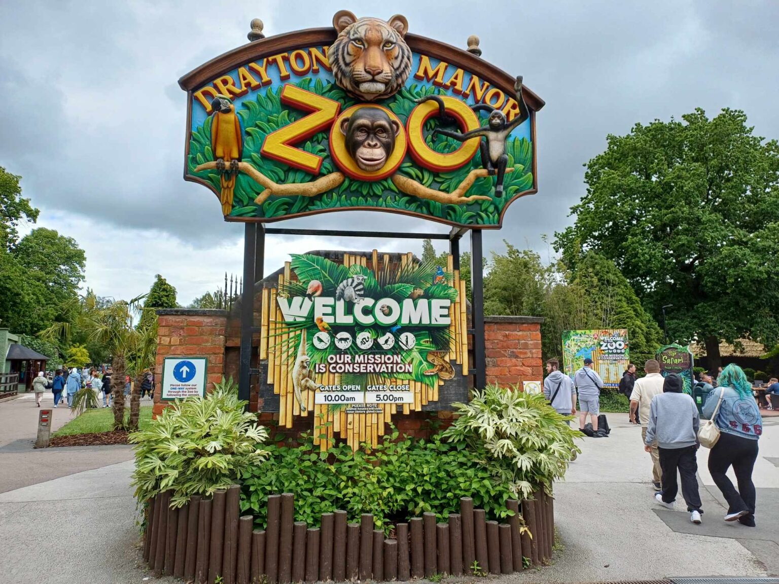 UK Theme Parks with Zoos: Fun for All Ages